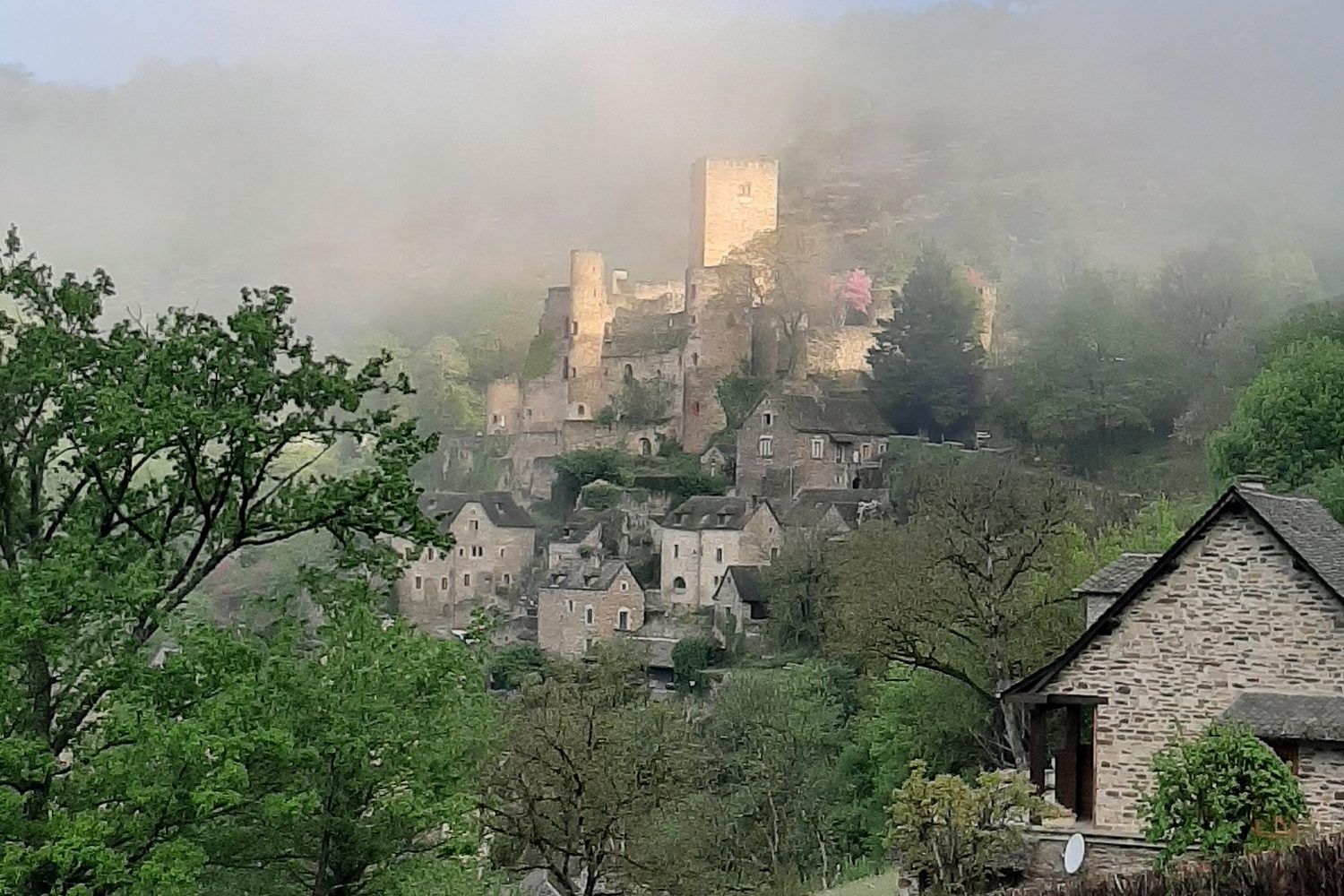 Hôtel du Vieux Pont à Belcastel au bord de l'Aveyron, 3 étoiles