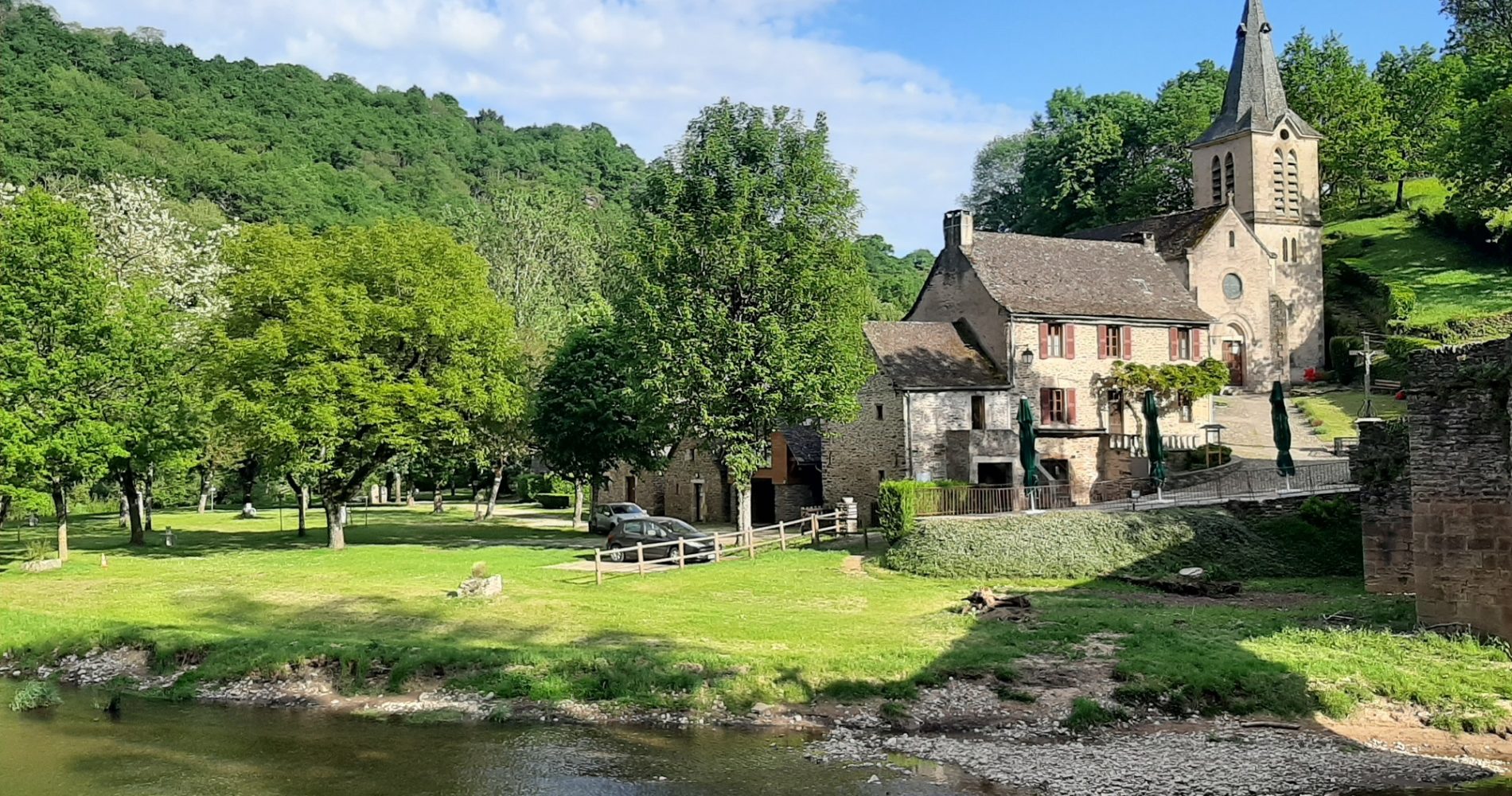Hôtel du Vieux Pont à Belcastel au bord de l'Aveyron, 3 étoiles